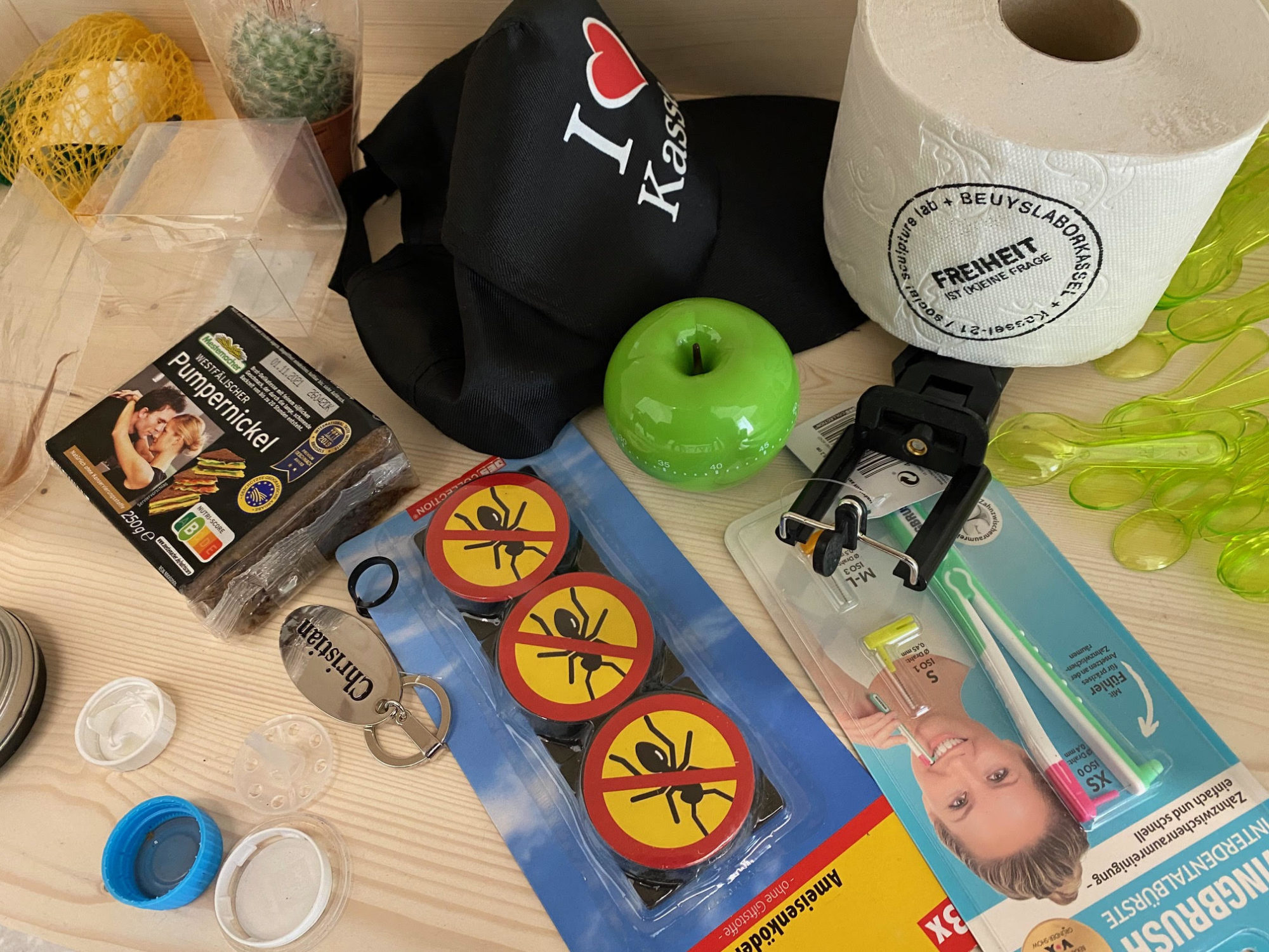 BRING AN OBJECT to explore the question... - Kassel New